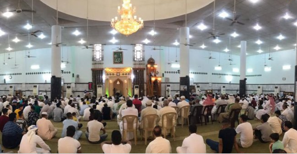 البصريون يحيون صلاة العيد وسط دعوات بالامان وانتهاء الازمة الصحية ...